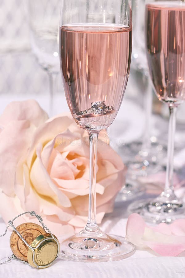 Brindare Con Champagne Rosa E Fiori Immagine Stock - Immagine di ...