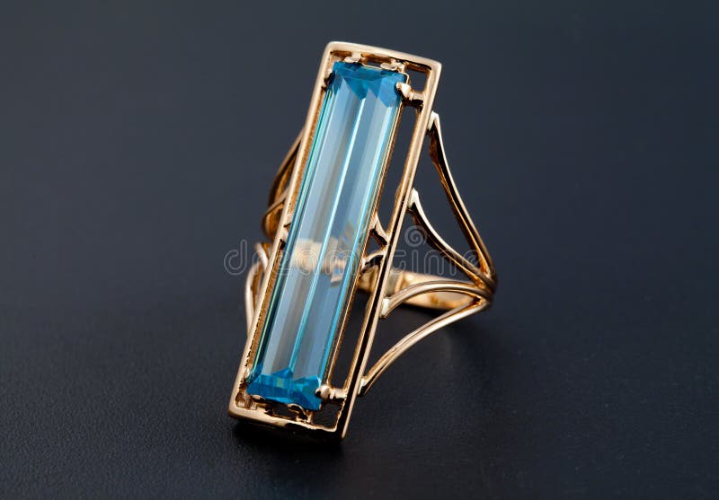 Anello Dorato Dei Gioielli Con Topazio Blu Fotografia Stock - Immagine ...