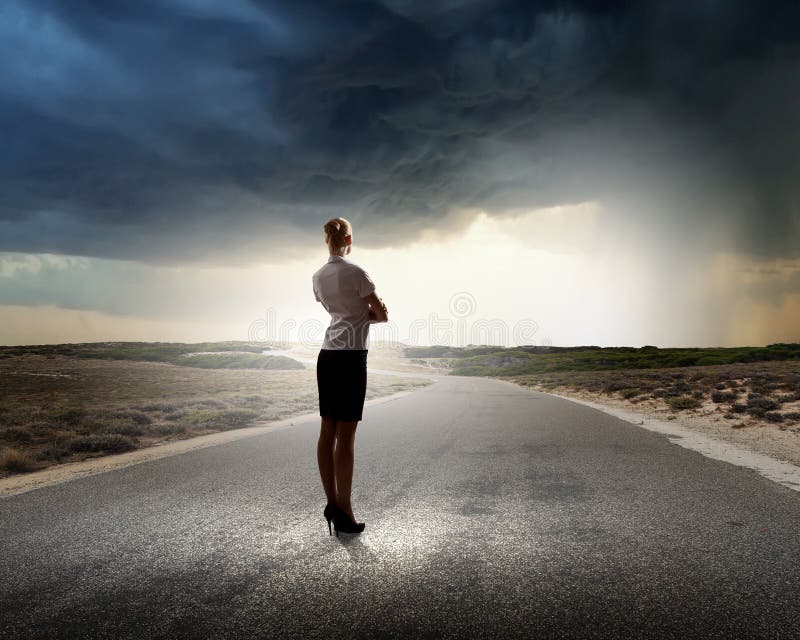 Am Anfang des langen Weges stockbild. Bild von transport - 51765359