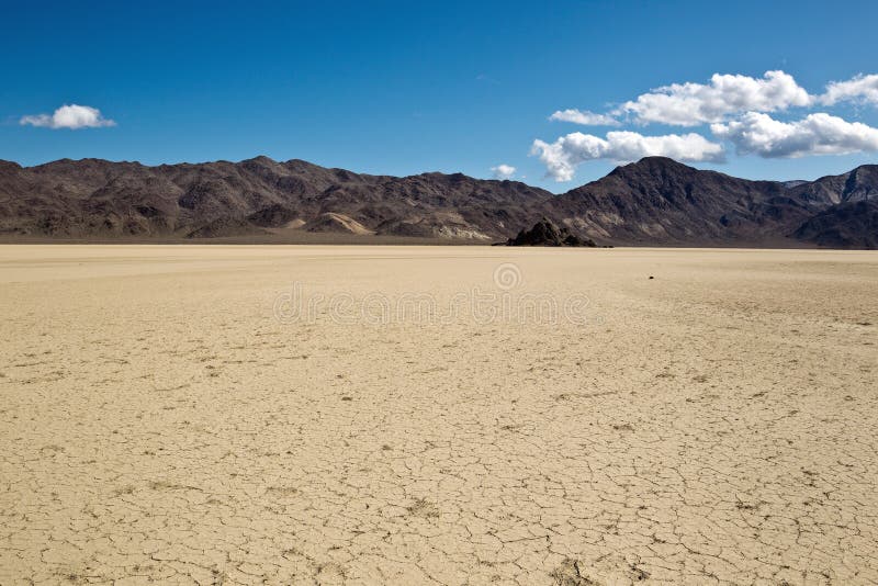 O Lago Seco Playa Da Pista No Parque Nacional De Vale Da Morte No Ca ... O Lago Seco Playa Da Pista No Parque Nacional De Vale Da Morte No Ca ...