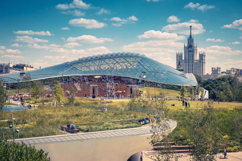 Anfiteatro Moderno No Parque De Zaryadye, Moscou Fotografia Editorial ...