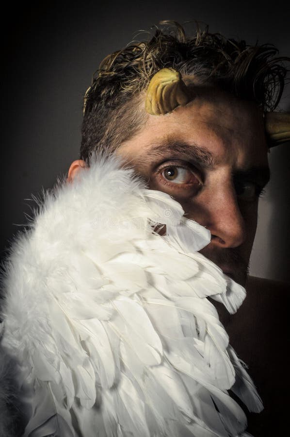 Angel Demon caido foto de archivo. Imagen de sobrenatural - 85433822