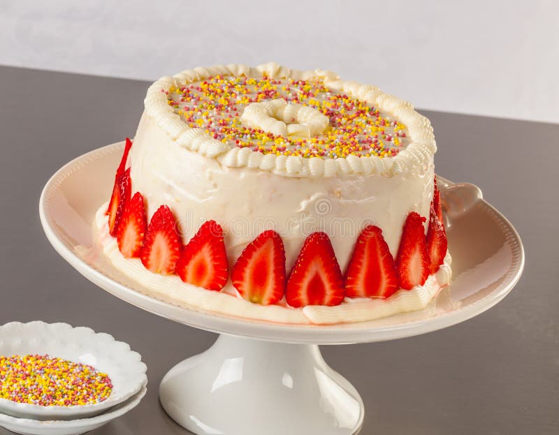 Angel Food Cake imagen de archivo. Imagen de alimento - 81378961