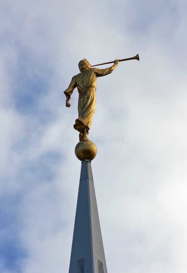Angel Moroni Blowing His Trumpet Image stock - Image du divin ...