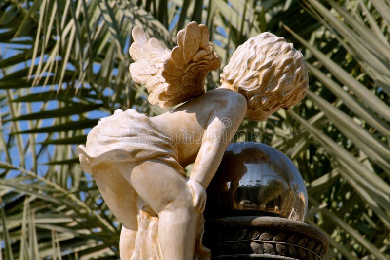 Angel Statue Peering En La Reflexión Foto de archivo - Imagen de ...