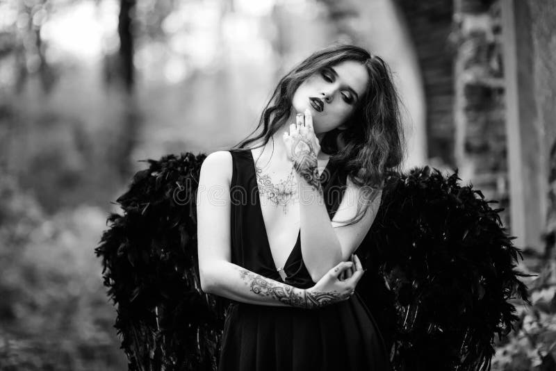 105 Angelo Caduto Con Le Ali Nere Foto - Foto Stock Gratis e Royalty ...