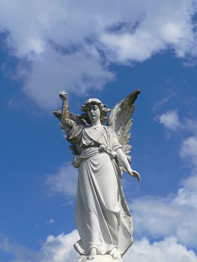 Angelo Che Discende Dalle Nuvole Fotografia Stock - Immagine di statua ...