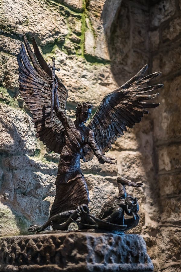 L'angelo Ed Il Diavolo Combattono Per L'anima Della Morte Fotografia ...