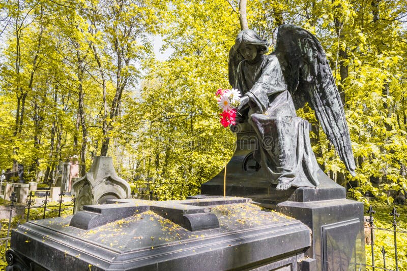 Angelo Con I Fiori Sulla Tomba Fotografia Stock - Immagine di monumento ...