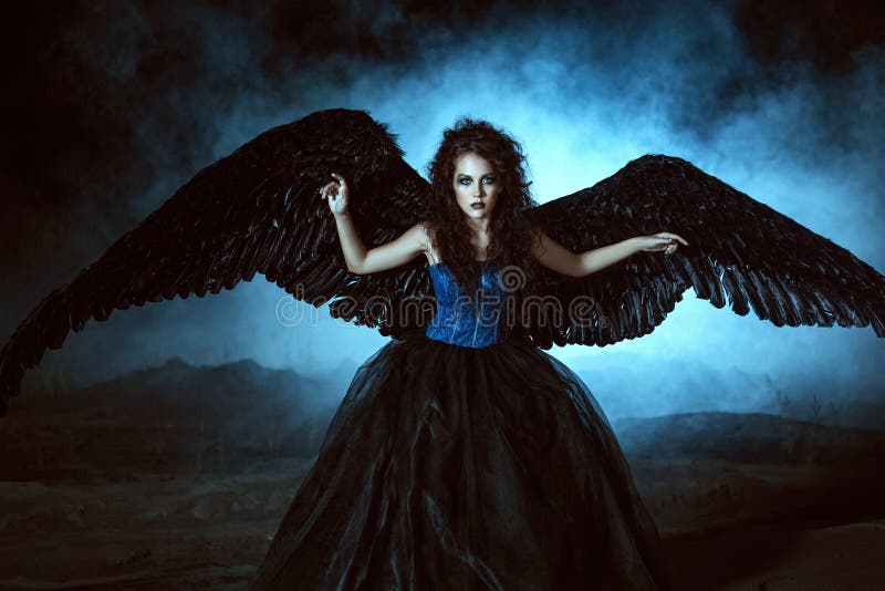 Angelo con le ali nere fotografia stock. Immagine di bello - 63774994