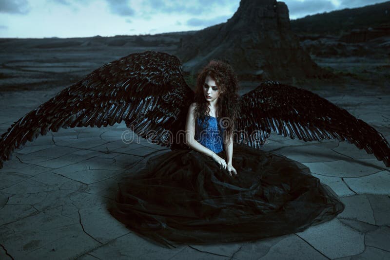 Angelo con le ali nere fotografia stock. Immagine di attraente - 63774870