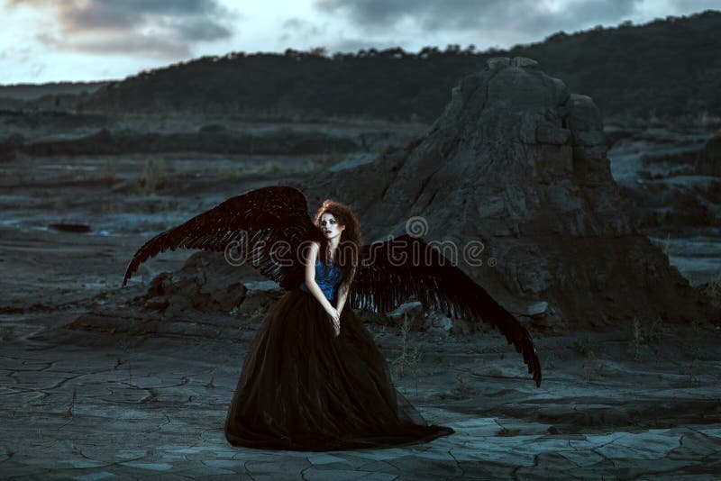 Angelo con le ali nere fotografia stock. Immagine di bello - 63774994