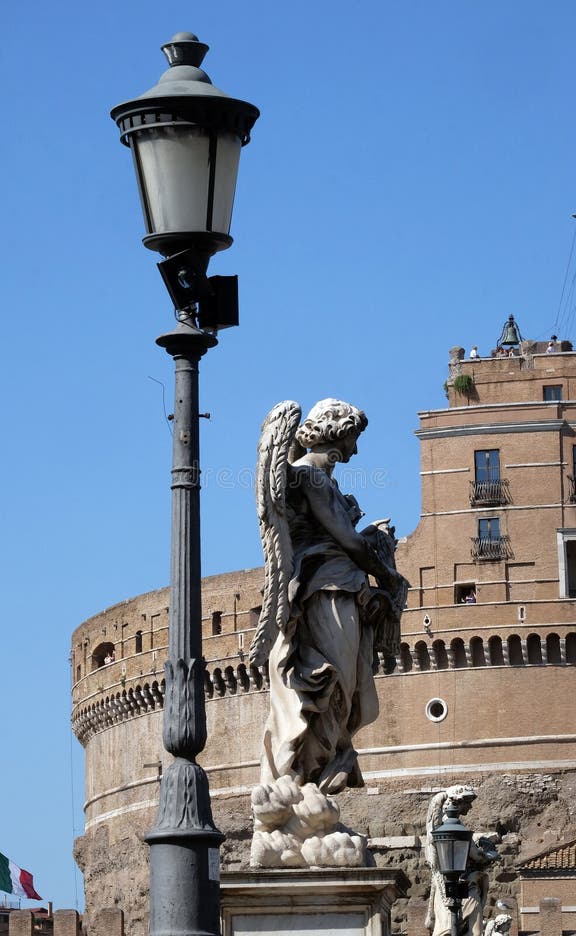 Angelo con le fruste immagine stock. Immagine di limite - 99440793