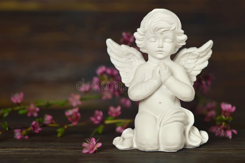 Uomo Che Si Inginocchia E Che Prega a Dio Immagine Stock - Immagine di ...