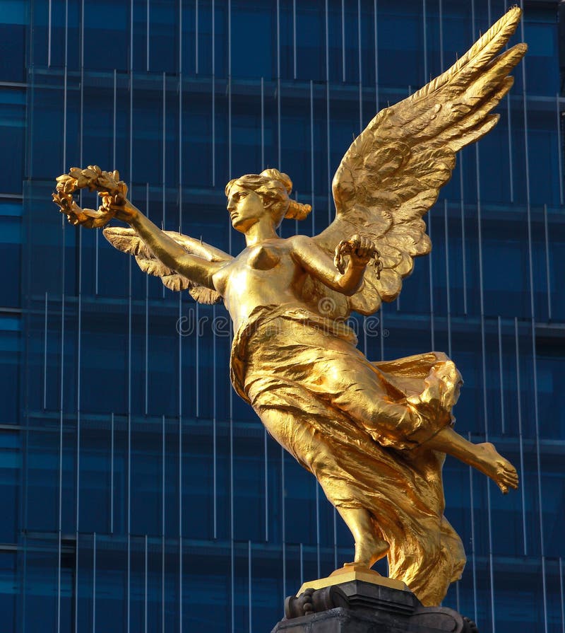 Statua Dell'angelo Con L'ala Rotta Fotografia Editoriale - Immagine di ...