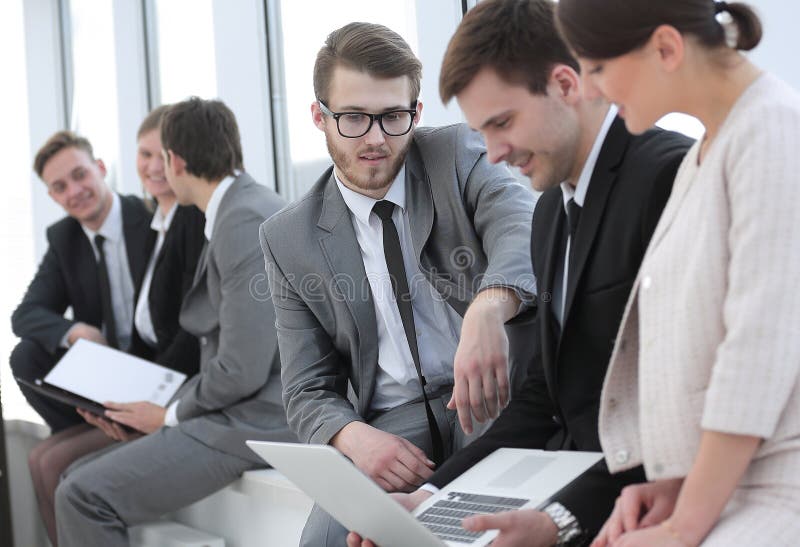 Angestellter Mit Kollegen Vor Der Anweisung Stockfoto - Bild von ...