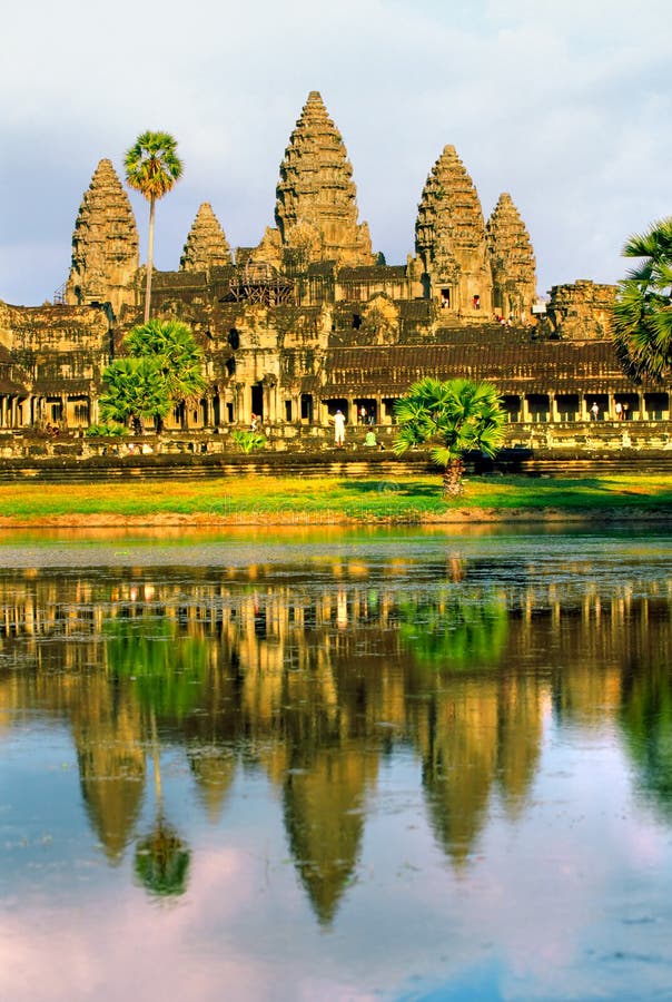 Angkor Wat En La Puesta Del Sol, Camboya. Foto de archivo - Imagen de ...