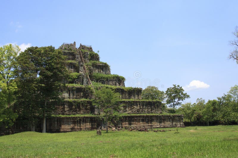 Angkor Wat pyramid stock photo. Image of pyramid, ruin - 47254302