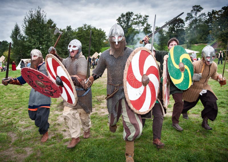 Angreifende Mittelalterliche Ritter Im Hauberk Redaktionelles Stockfoto ...