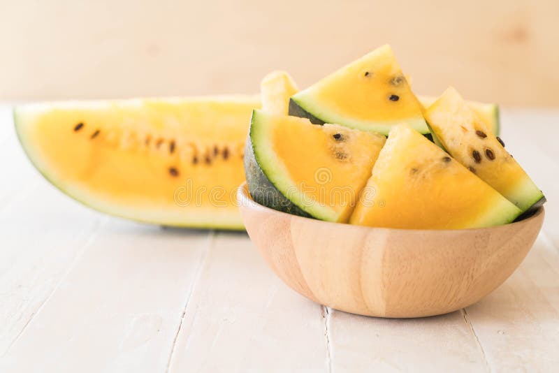 Anguria gialla fresca immagine stock. Immagine di seedless - 95351475