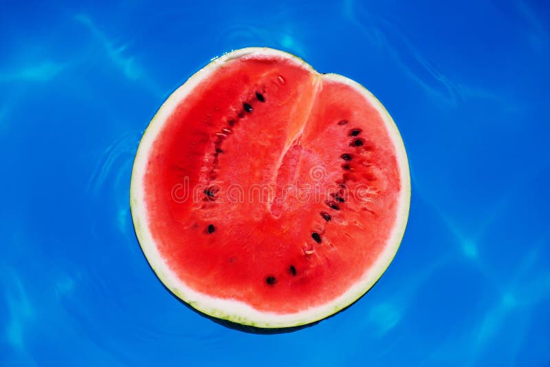 Anguria Rossa Nella Piscina Immagine Stock - Immagine di sugoso, stare ...