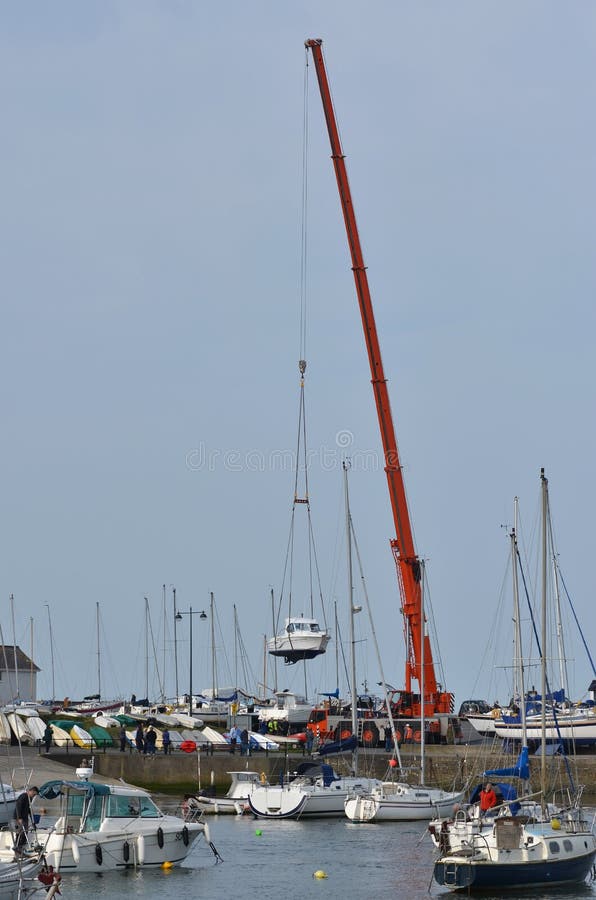 Anhebendes Boot Des Kranes am Harbourside Redaktionelles Foto - Bild ...