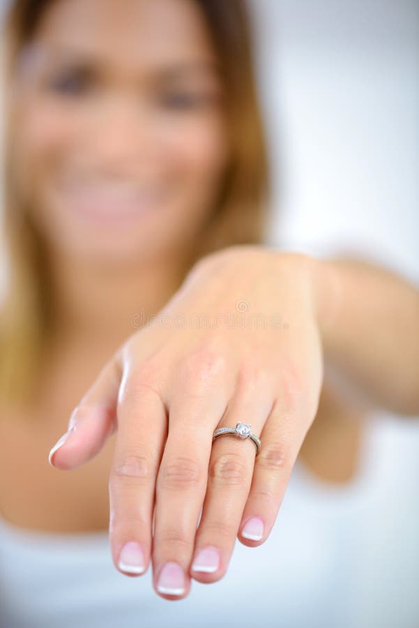 Anillo De Compromiso En La Mano De La Mujer Imagen de archivo - Imagen ...