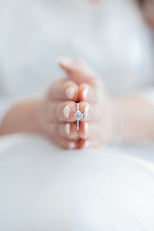 Anillo De Compromiso En La Mano De La Novia Imagen de archivo - Imagen ...