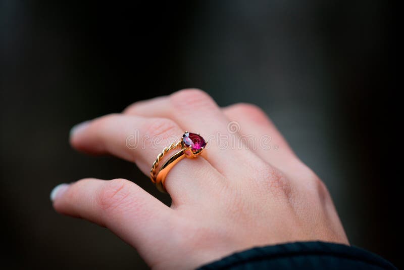 Anillo De Compromiso En La Mano De Una Muchacha De Yong Imagen de ...