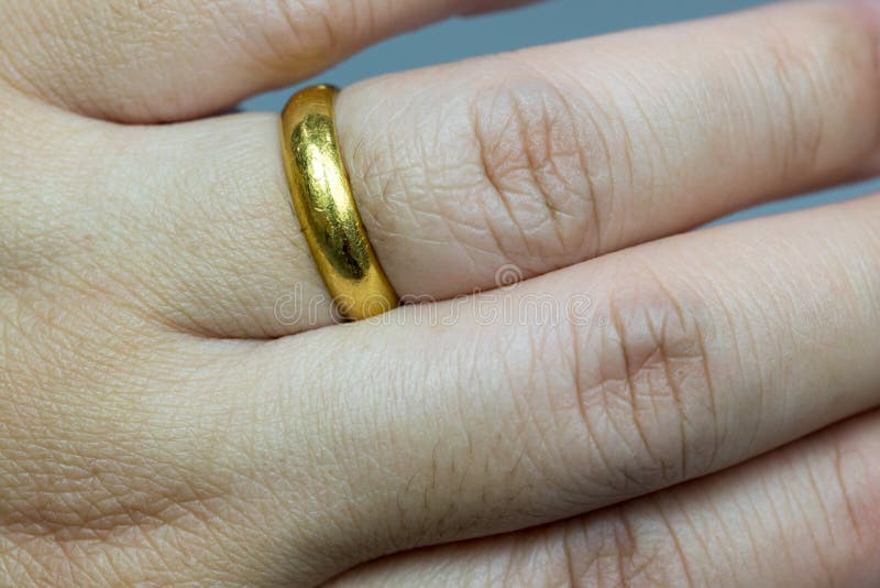 Anillo De Oro De La Mano De La Mujer. Detalle De Una Mano Con El Anillo ...