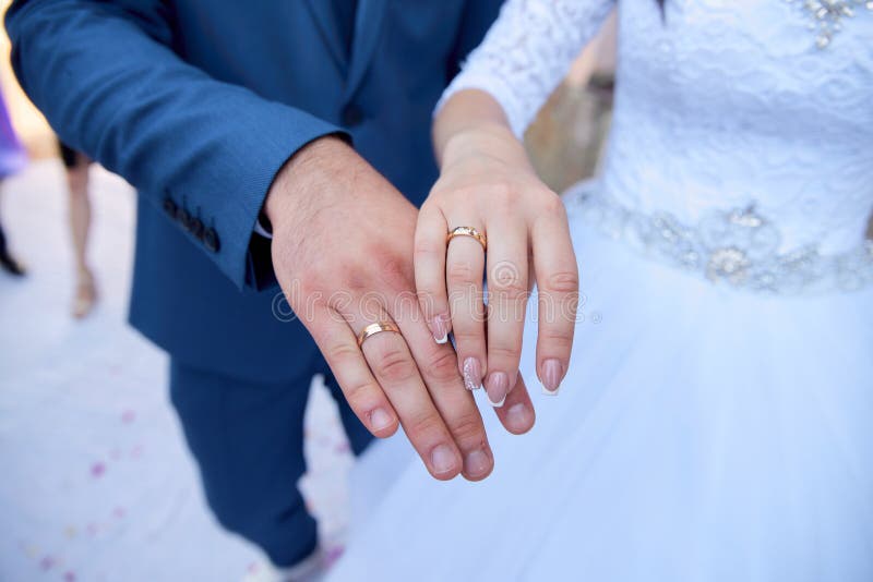 Anillos De Boda En Las Manos Foto de archivo - Imagen de prepare ...