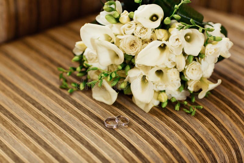 Ramo de calas rojas foto de archivo. Imagen de aislado - 58394540