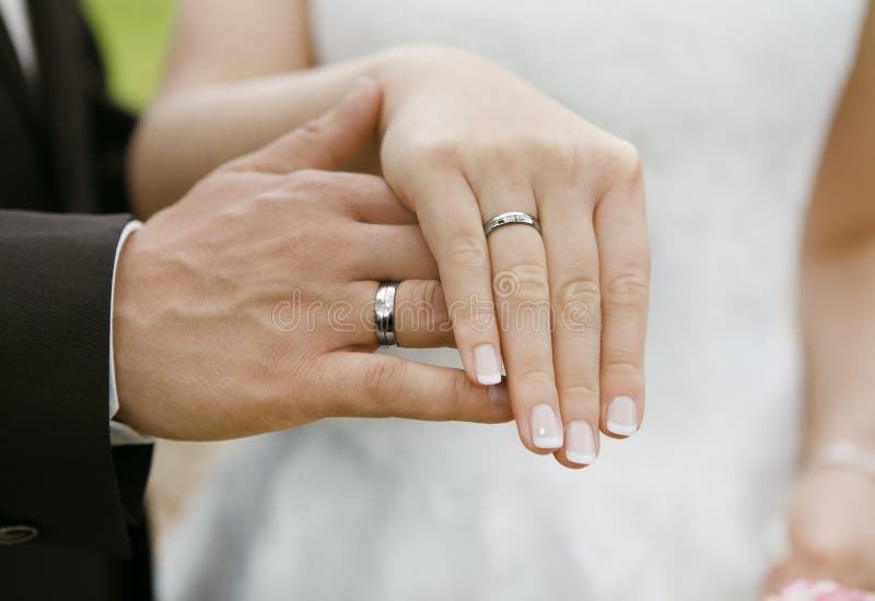 Anillos De Bodas En La Mano Foto de archivo - Imagen de casado, dedo ...