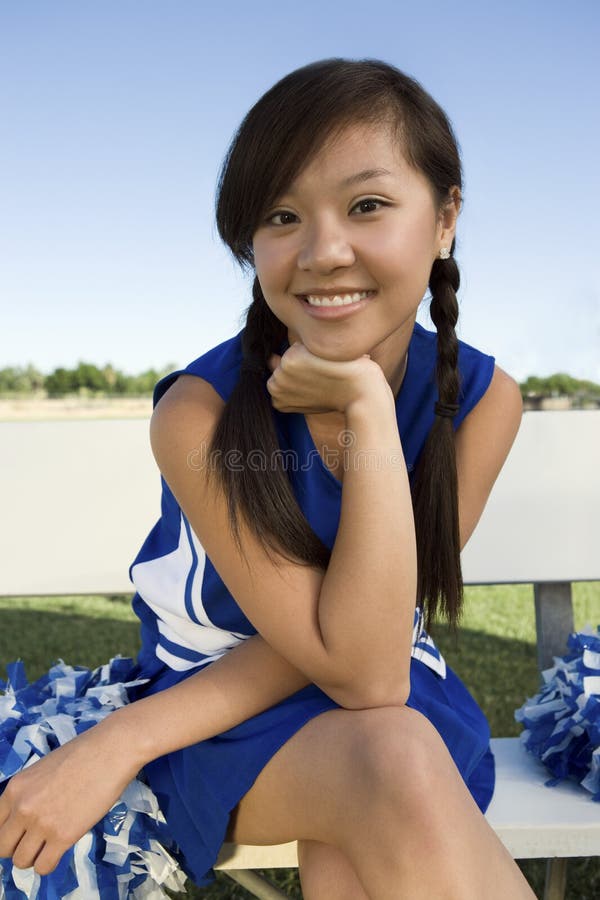 Primer Joven Del Grupo De La Animadora Con Las Piernas Foto de archivo ...