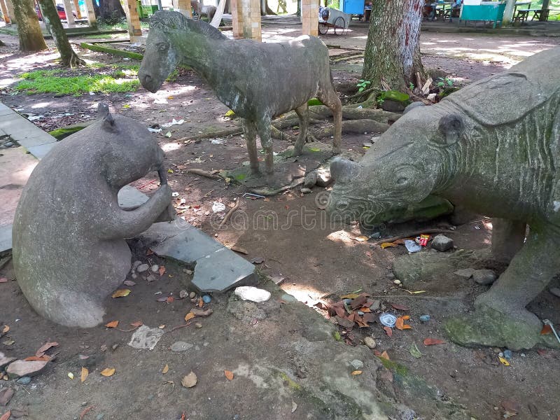 Animal Statue in the Zoo, Zebra Statue, Bear Statue, Rhinoceros Statue ...
