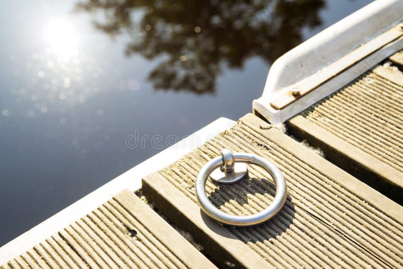 Anneau Pour Amarrer Des Bateaux Photo stock - Image du brun, vieux ...