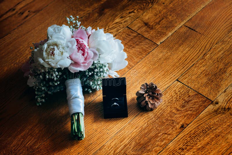 Anneaux Nuptiales De Bouquet Et De Mariage Image stock - Image du ...