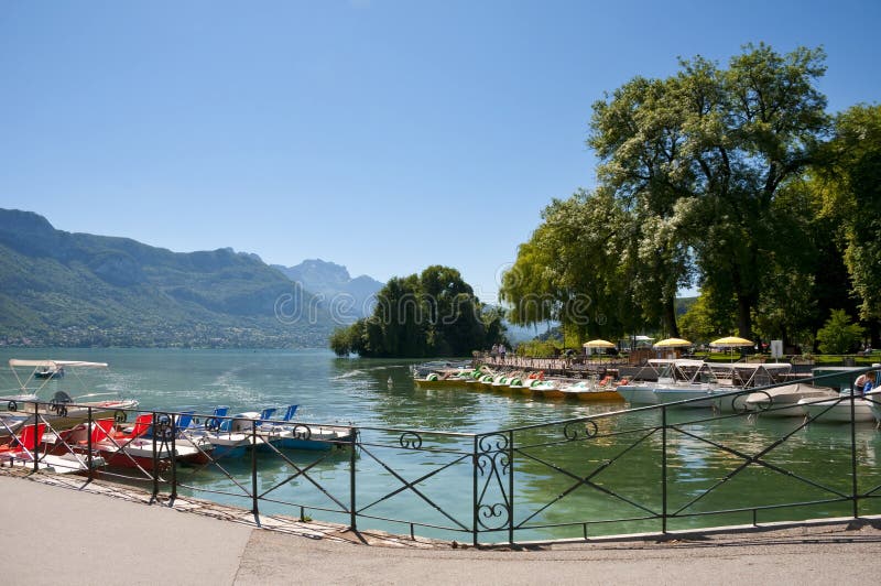 Meer Annecy stock afbeelding. Image of water, bernard - 21786535