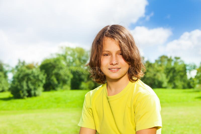 12 Anni Del Ritratto Del Ragazzo Immagine Stock - Immagine di esterno ...