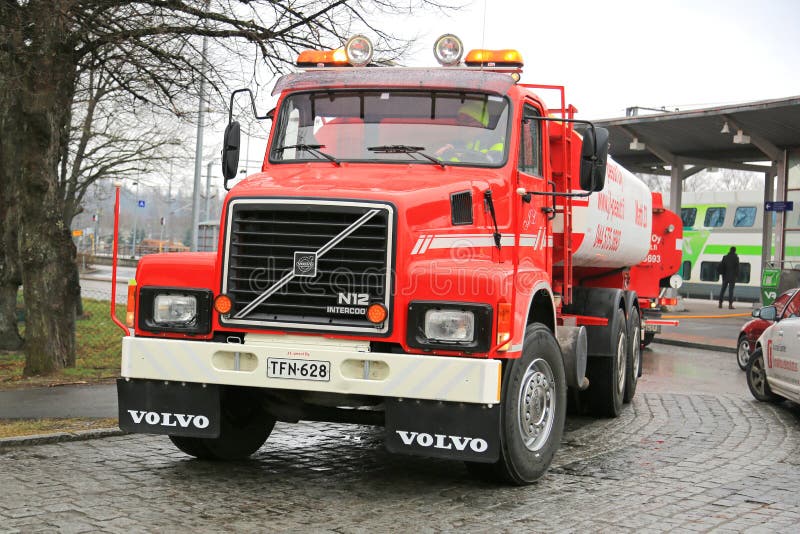 Autocisterna Classica Di Volvo F1225 Per Trasporto Alla Rinfusa Su ...