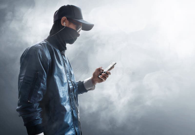 Anonymer Hacker, Der Handy Verwendet Stockfoto - Bild von zelle ...