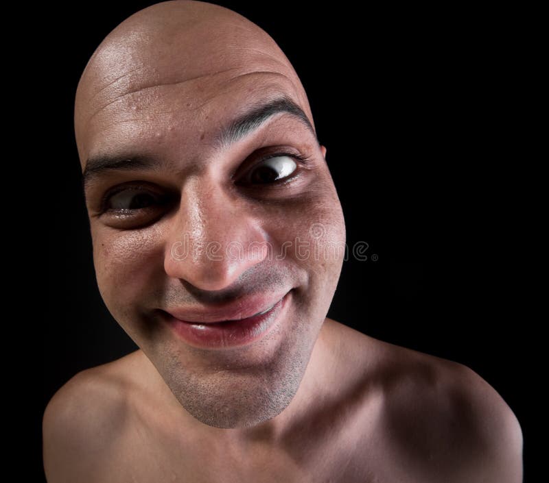 Anormal Calvo Do Homem Na Roupa Brilhante E Em Vidros Redondos Em Um Pa ...