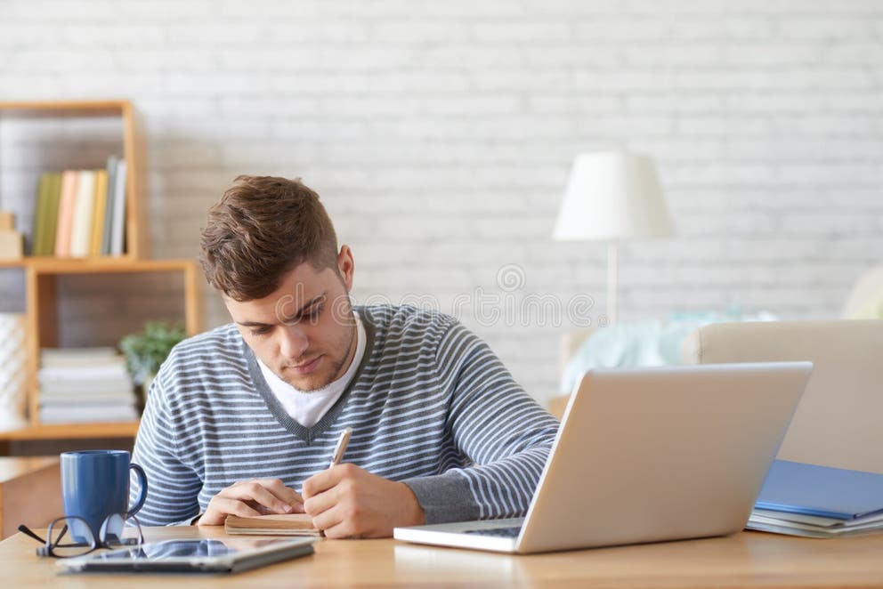 Anotar ideas foto de archivo. Imagen de sonriente, idea - 89121076