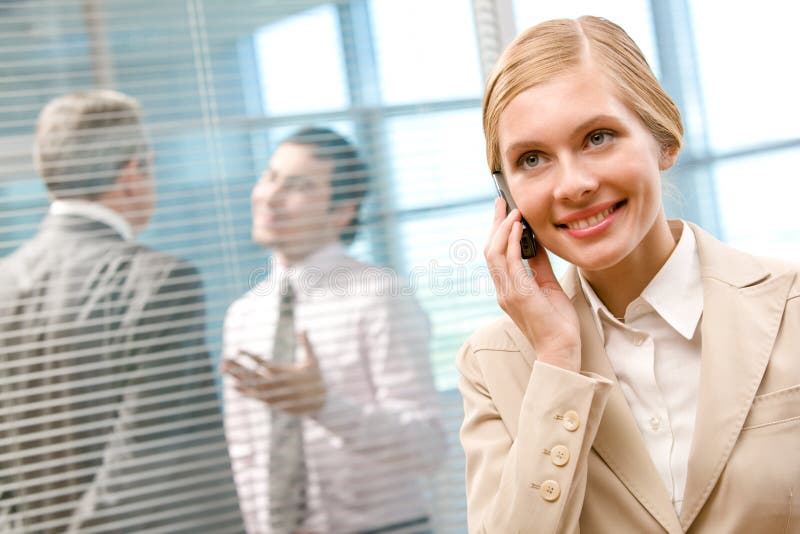 Anrufen der Frau stockbild. Bild von korporativ, mittel - 22015895