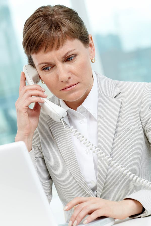 Anrufen der Frau stockbild. Bild von korporativ, mittel - 22015895