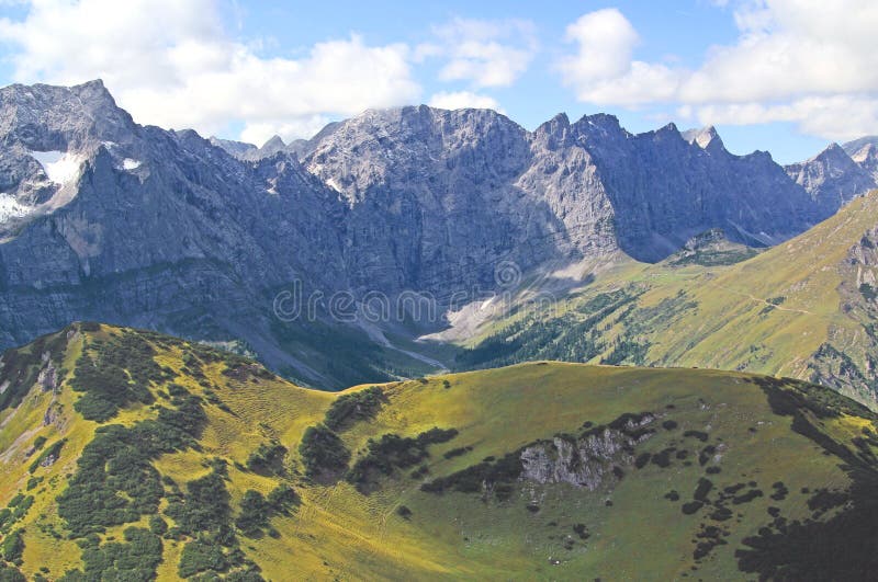 Ansicht über Gebirgskette in Den Alpen (karwendel) Stockbild - Bild von ...