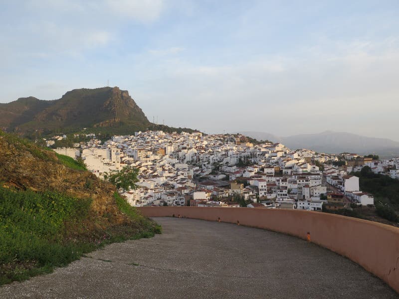 Weißes Dorf Von Alora, Andalusien Stockbild - Bild von zieleinheiten ...
