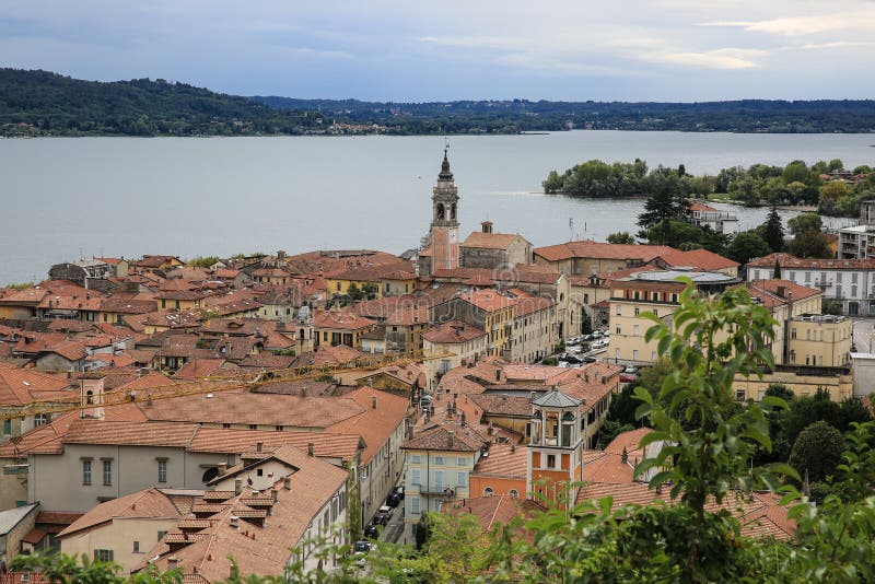 Die Stadt Arona Liegt am Ufer Des Lago Maggiore in Piemont, Italien ...