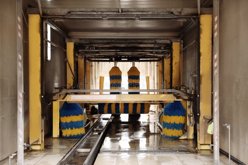 Ansicht Der Automatischen Waschanlage Stockbild - Bild von rolle ...