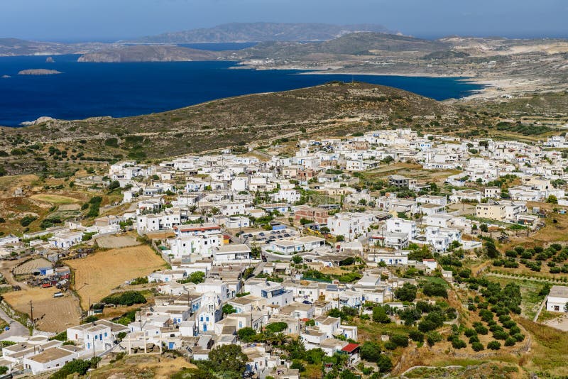 Die Insel von Milos stockbild. Bild von blumen, romantisch - 100978045